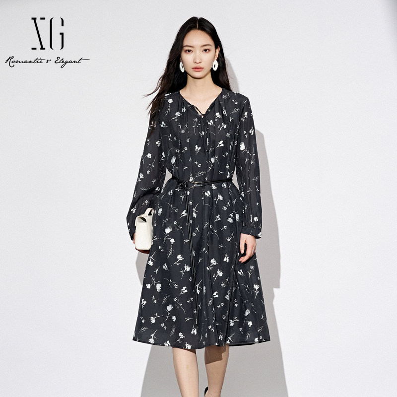 XG/雪歌2025年秋季新款V领系带收腰显瘦碎花连衣裙女XL304830A806