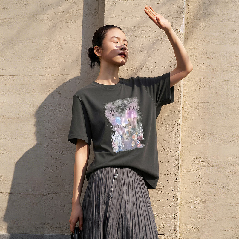 XG/雪歌26夏印花短袖T恤女圆领棉感宽松休闲百搭上衣XM201520A884