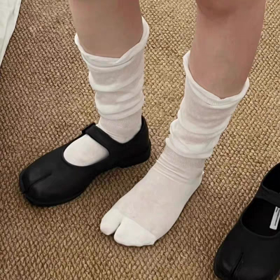 求你们!喜欢分趾袜的锁死这小腿袜...可拉直可堆堆,配猪蹄鞋jue了