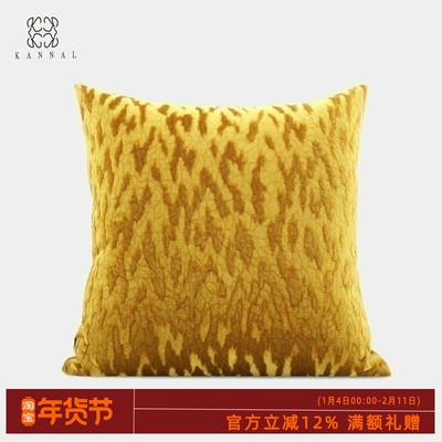 华尔兹『VERSAILLES』高级凡尔赛法式复古黄色丝绒抱枕别墅靠垫