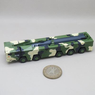 【展示】1/144 现代中国 PLA DF-17 Missile launch vehicle
