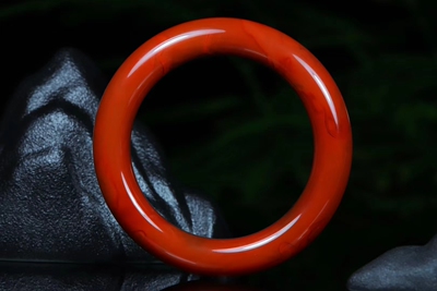 四川凉山南红玛瑙手镯满色满肉圆条重61.7克圈口55.8mm条粗11.3mm