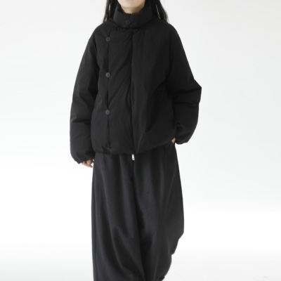 复述棉质斜纹面料短款羽绒服 立领侧系扣厚实简约黑色羽绒服外套