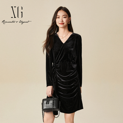 XG/雪歌XJ404020A690褶皱长袖连衣裙时尚冬季新款黑色宽松短裙女