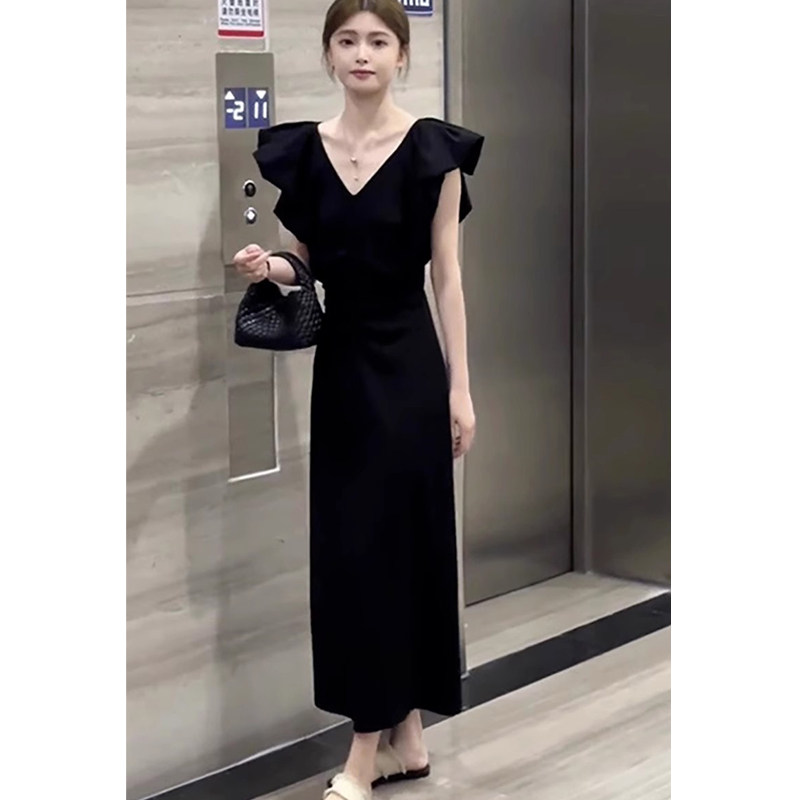 黑色小飞袖V领连衣裙女夏季新款欧货海边度假垂坠感收腰显瘦长裙