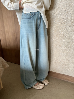 26年早春！【Hers】简约日常百搭调性感浅蓝直筒牛仔裤女80339