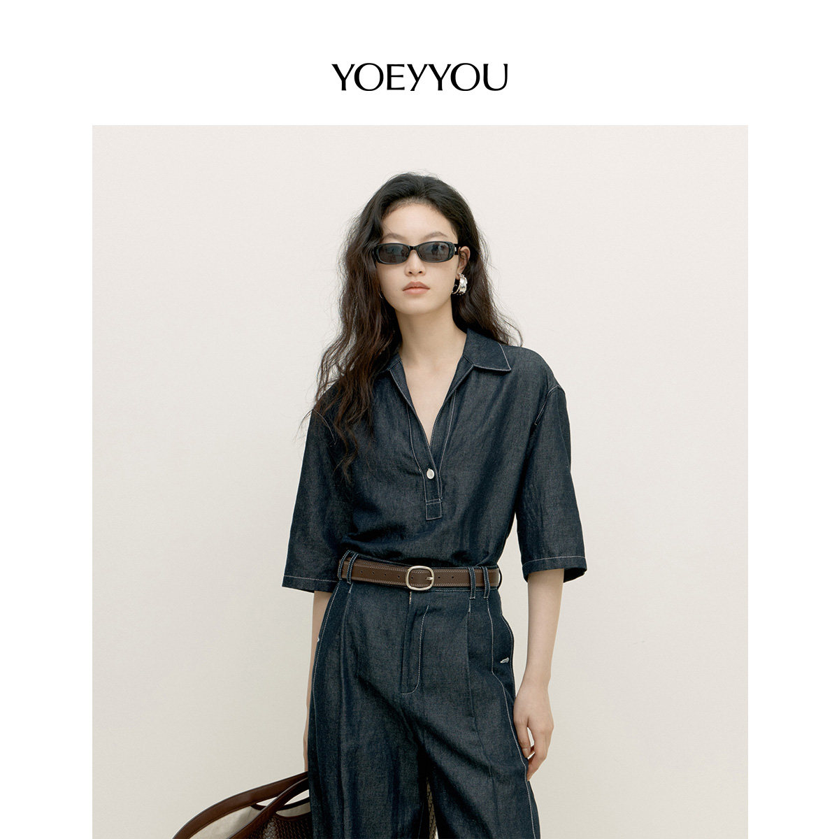 YOEYYOU翻领倒T型上衣女春夏款设计师款牛仔水洗撞色明线短袖衬衫
