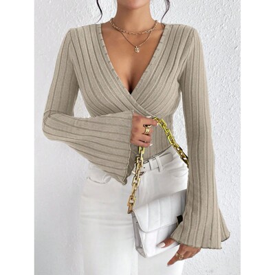 V领螺纹喇叭袖修身免烫上衣