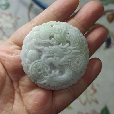 天然翡翠吊坠白飘花龙牌