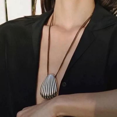 金属几何扇贝条纹吊坠皮绳项链女