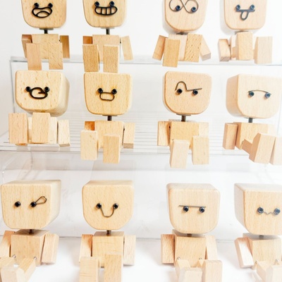 跨境新品 抖腿小木人实木车载摆件摇腿机器人甩腿木头人玩偶 装饰