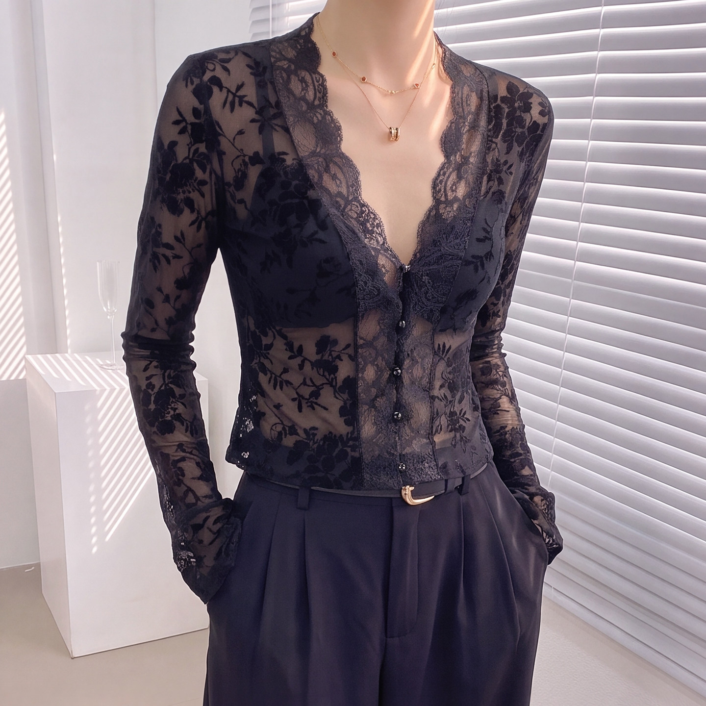 黑色v领长袖蕾丝上衣女秋内搭叠穿高级感绝美花边透明网纱打底衫