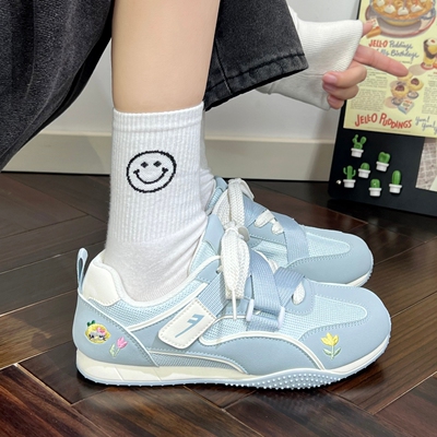 回力可爱浅蓝卡通刺绣德训鞋女鞋