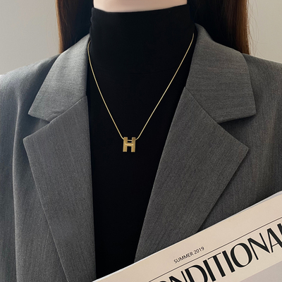 H字母项链女2025年新款锁骨链简约气质钛钢不掉色毛衣链秋冬配饰