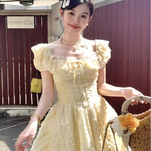 高质量艺术生奶呼呼短裙纯欲风蕾丝黄色方领泡泡袖蓬蓬连衣裙