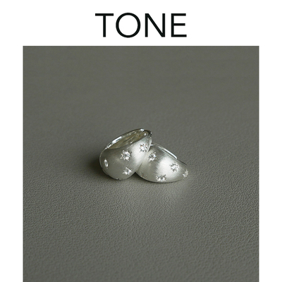TONE 绸缎光泽银色拉丝耳圈蚊香盘高级感精致气质无耳洞耳扣耳环