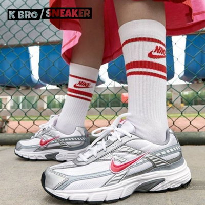 NIKE女子透气轻便休闲跑鞋