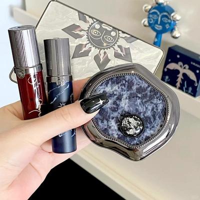 唇釉黑与红眼影白纸腮红