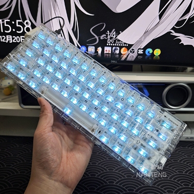 PC透明白雾透黑字顶面磨砂雾键帽