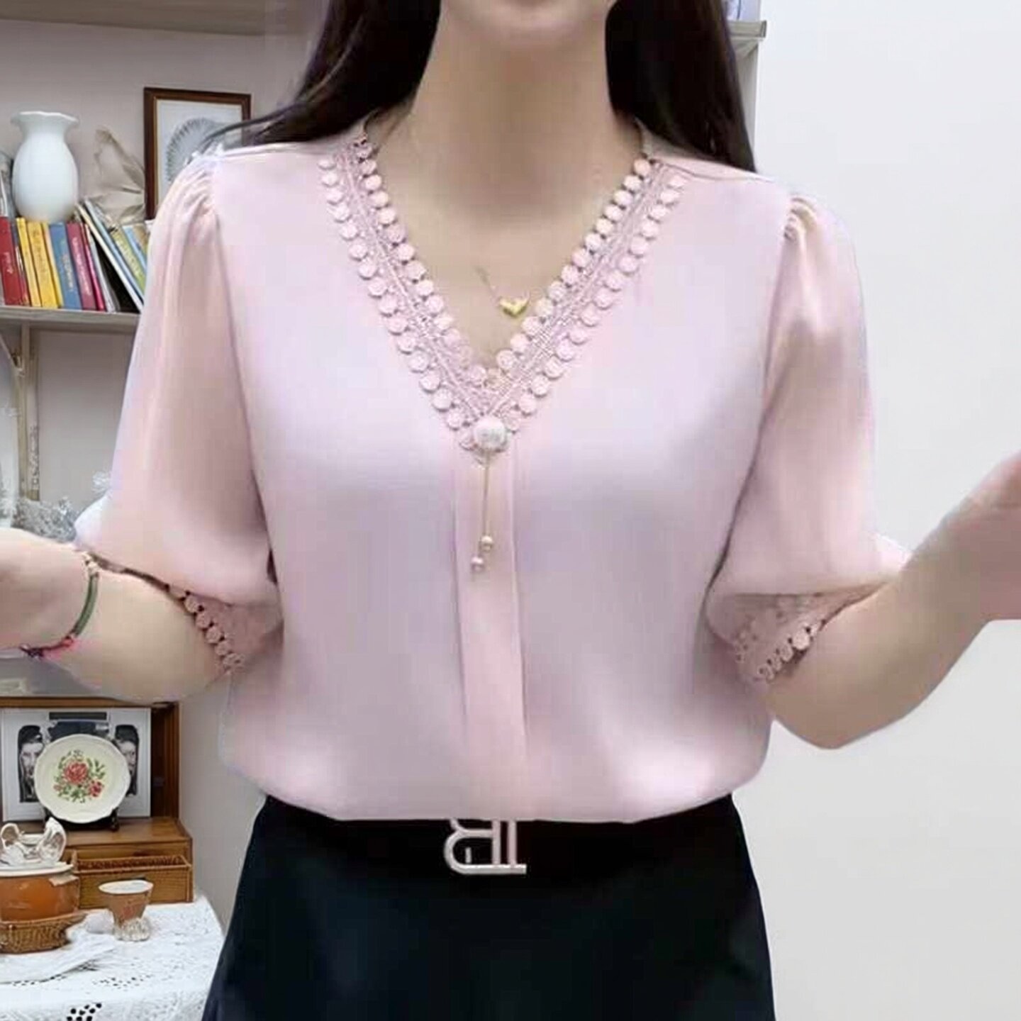 2026夏季缎面衬衫女式短袖上衣气质蕾丝V领洋气小衫超仙女雪纺衫