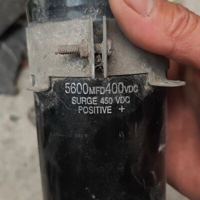 电容5600MFD400VDC 成色如图 正常变频器拆出