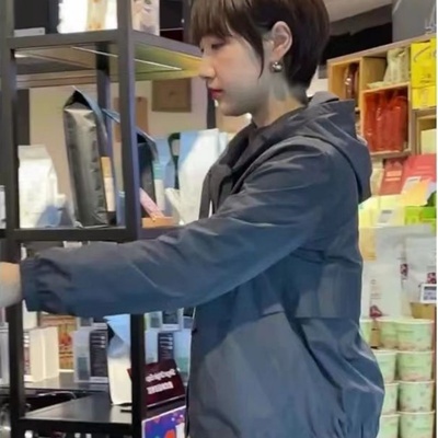 二八月时尚连帽短款外套女士2025气质拉链长袖减龄夹克上衣冲锋衣