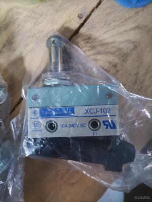 施耐德 微动开关 行程开关 XCJ-102 替代 D4MC-议价商品