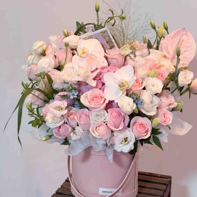 南鲜花店速送递同城新款鲜花束济配长辈女友玫瑰康乃馨混搭花篮生