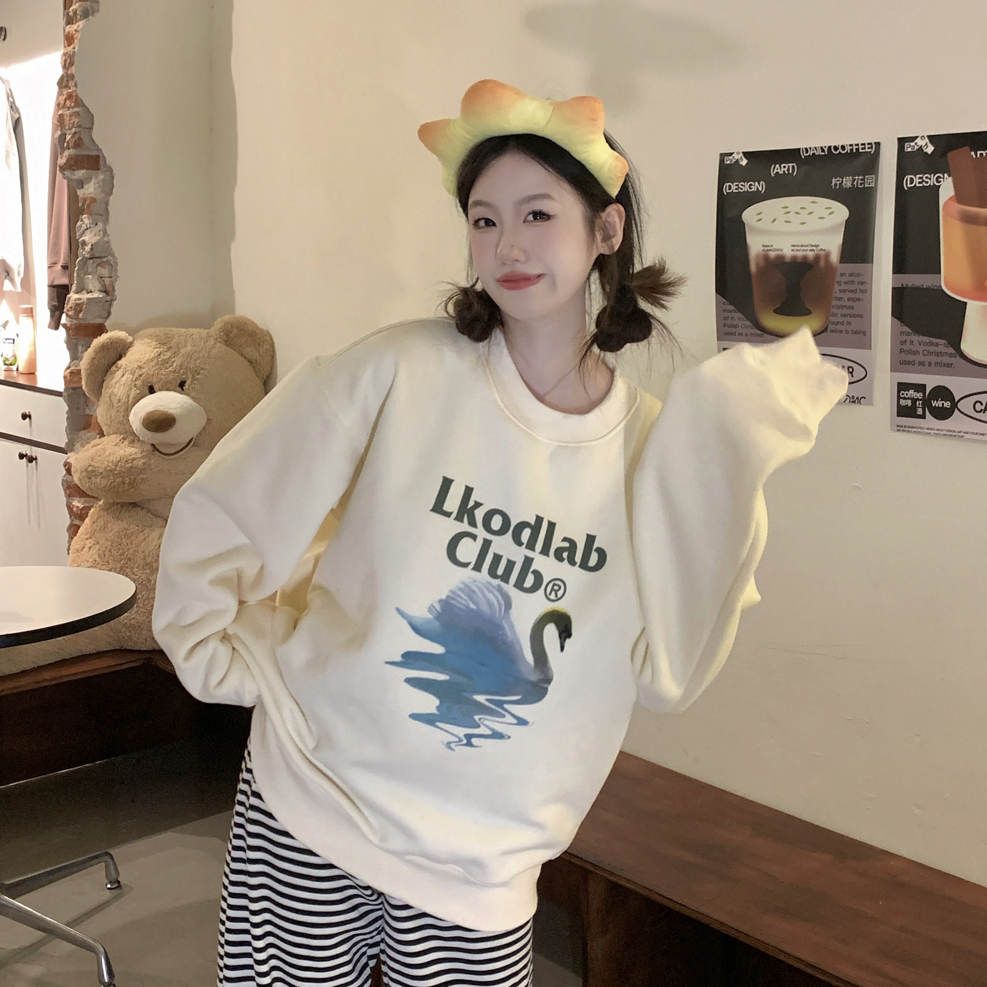 LKOD2022秋冬新款天鹅印花圆领加绒卫衣情侣款打底衫长袖_虎窝淘