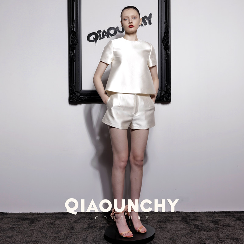 法式传统 QIAOUNCHY俏云曦|新品杏色圆领短上衣高腰短裤套装