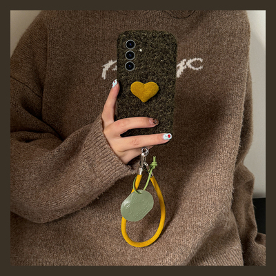 ins风橄榄绿爱心适用三星s25edge手机壳s24plus挂件s23+十s22皮绳s21fe秋冬s20ultra毛绒s10立体s9/s8/note20
