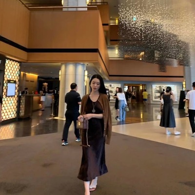 孙智惠连衣裙秋冬显瘦无袖缎面