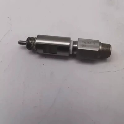 议价246752-11射频连接器，型号清晰可见，银色金属外壳。实