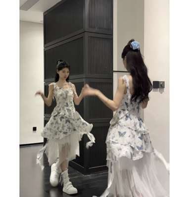 七分糖蝴蝶吊带连衣裙女夏设计感不规则裙摆蓬蓬收腰裙