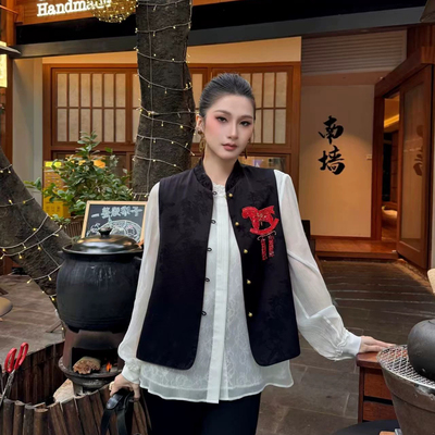 米米26年早春轻奢优雅复古气质提花盘扣马甲YS1-xx8479