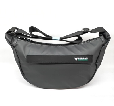 意尔康男包2026新款时尚百搭单肩斜挎包休闲小背包男包58A13704