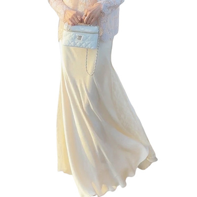 白色裙摆蕾丝拼接鱼尾半身裙