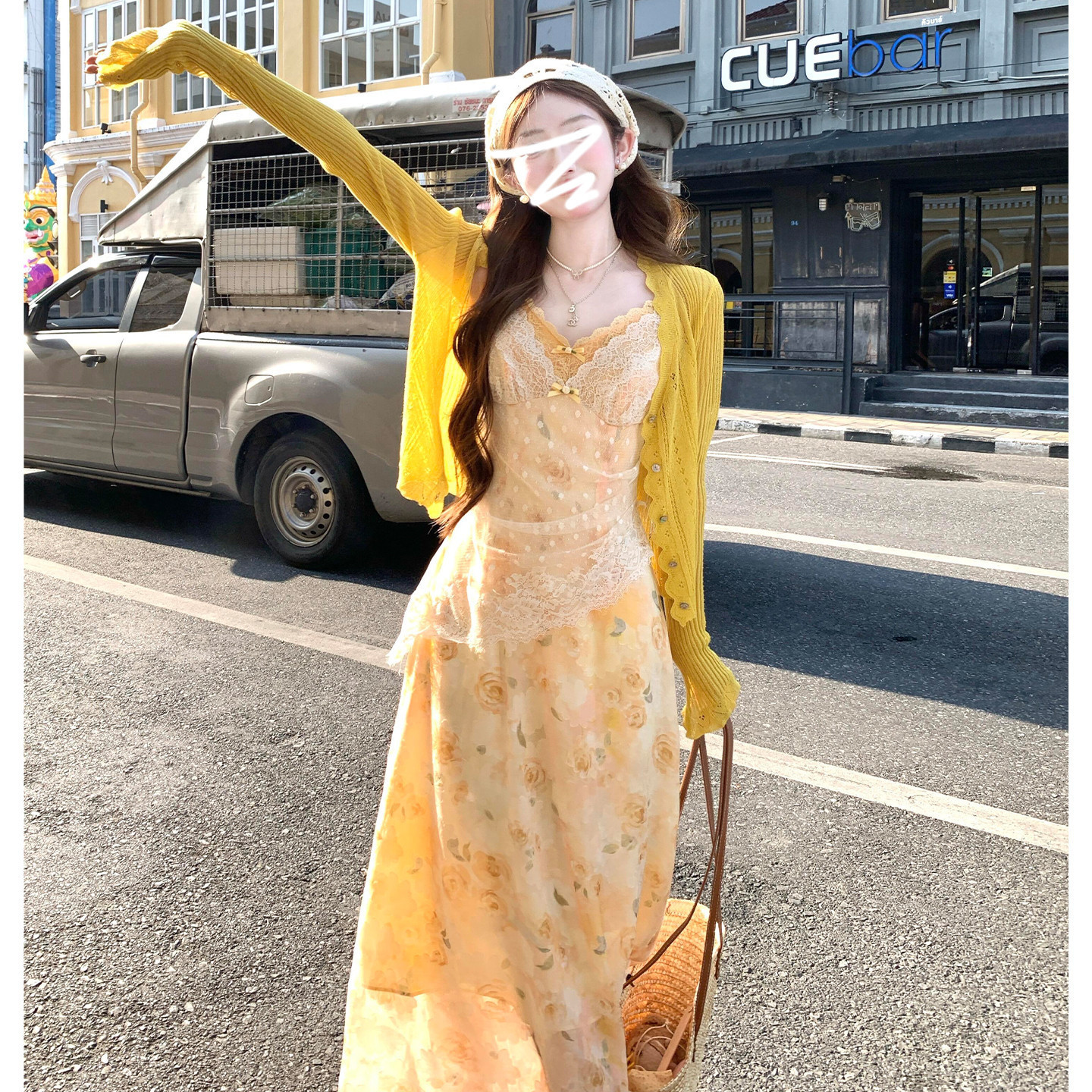 2026新款黄色蕾丝吊带碎花连衣裙春夏季出游明媚穿搭开衫长裙套装