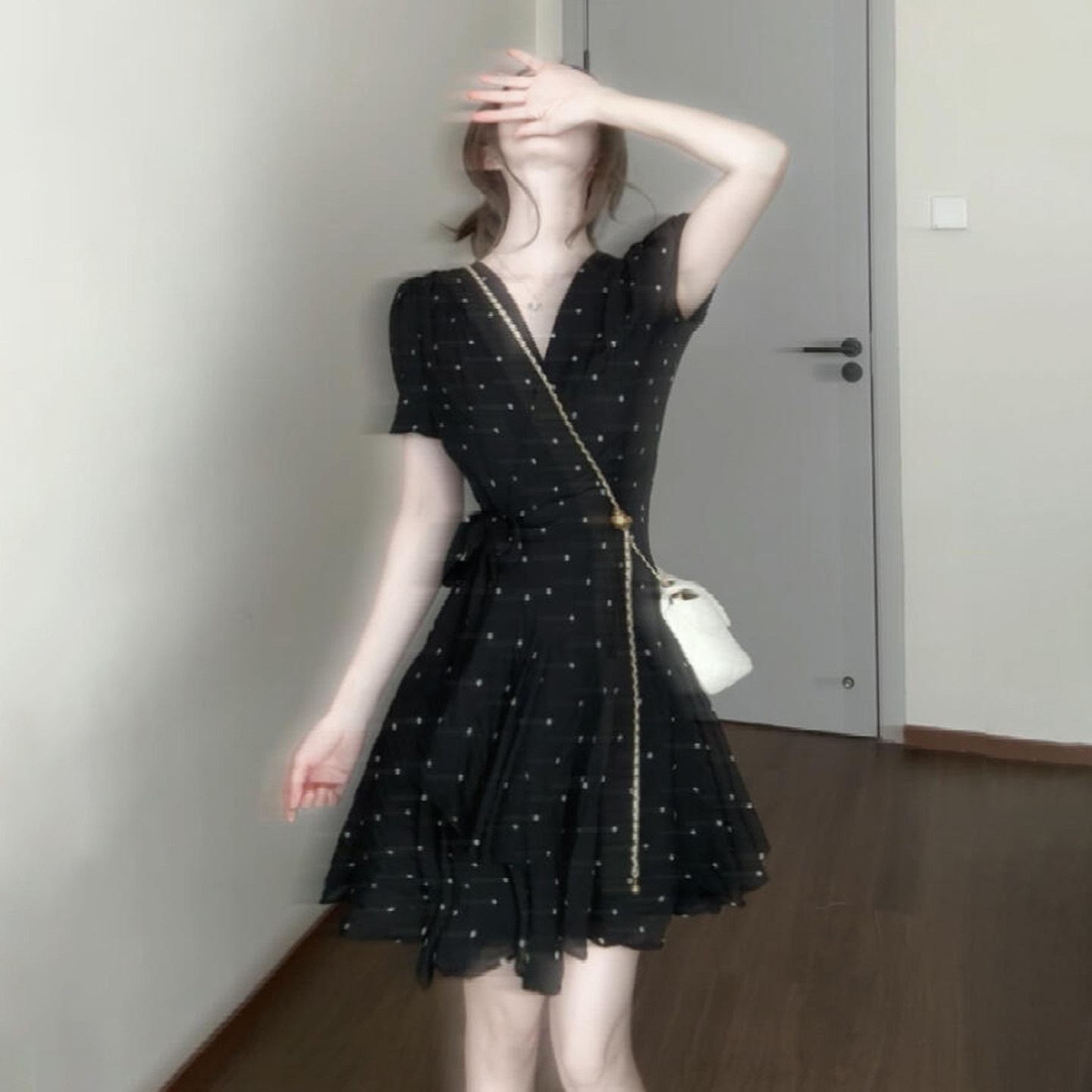 大码女装2026夏季新款胖mm收腰显瘦高级感黑色v领波点短袖连衣裙