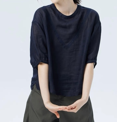 斯琴2023夏专柜正品苎麻深兰色圆领套头刺绣五分袖上衣 BCXS03328