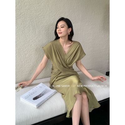 龍喜儿 卓然 经典斜裁缎面水泽感直筒半裙套装U113