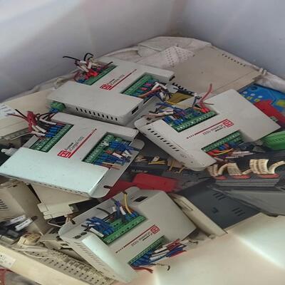 uControl-1032有4个，悍马接线端子控制单，