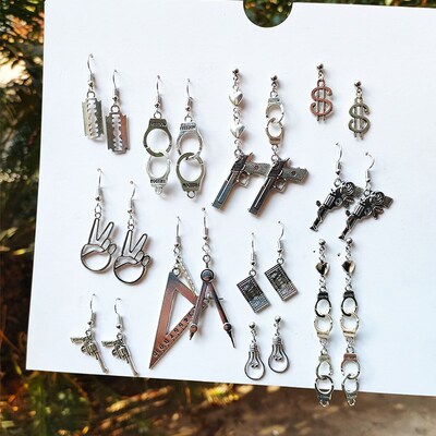 Creative Funny Ancient Silver Color Handcuffs Blade Gun Drop