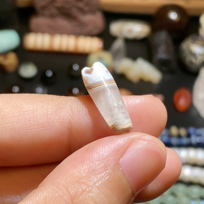 4500年奶皮缠丝玛瑙珠6.7x20m特价