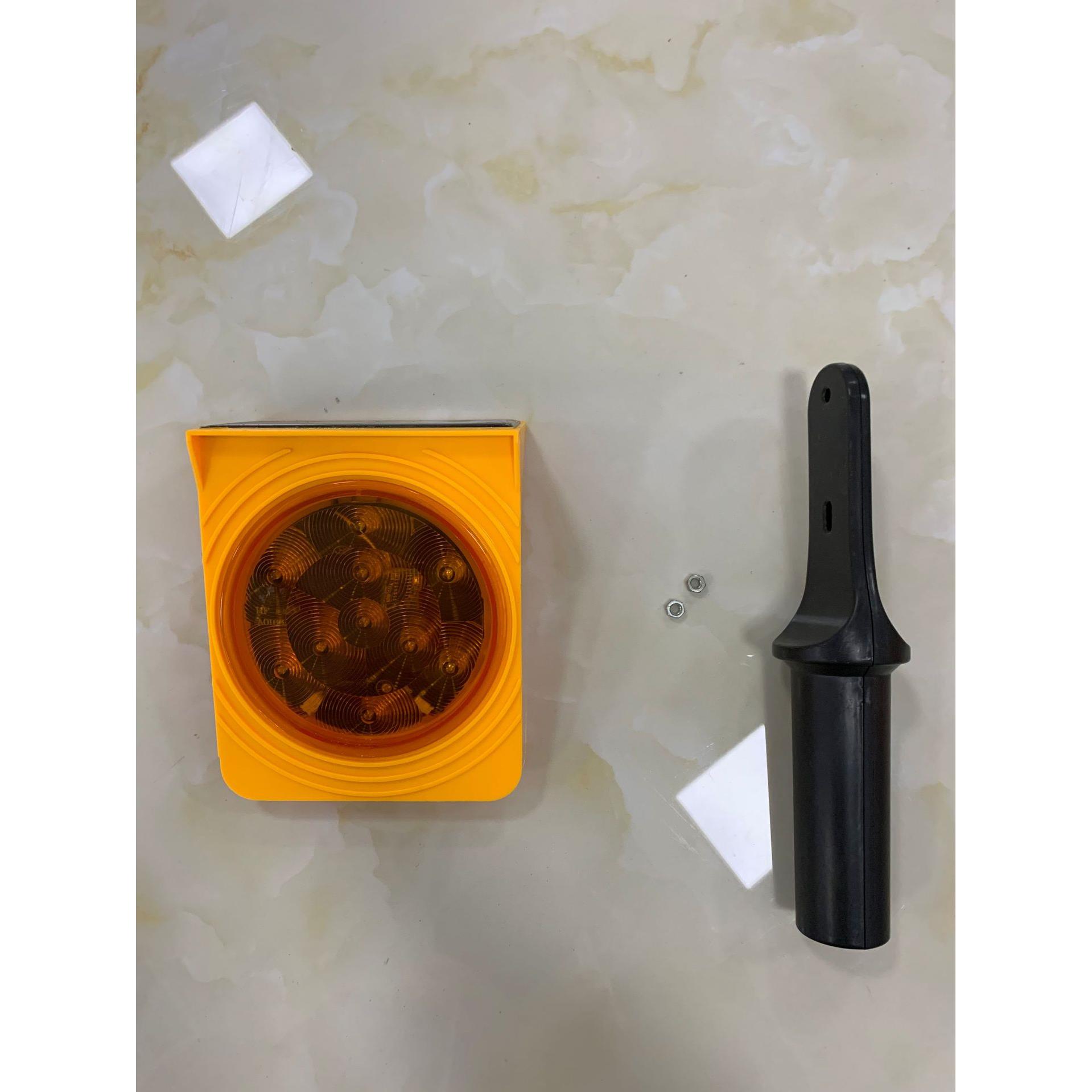 同步太阳能超亮黄闪路障灯路锥护栏均可安装使用道路防雾同步闪烁