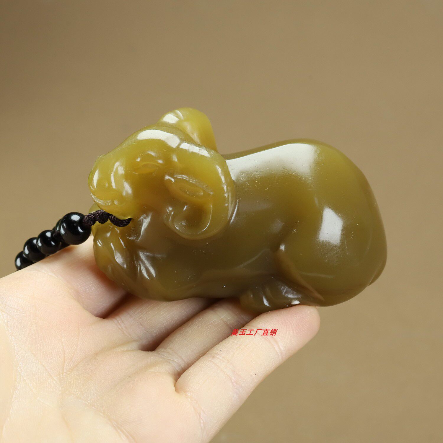 和田玉且末糖玉生肖羊手把件糖玉羊羊得意把玩件男女款