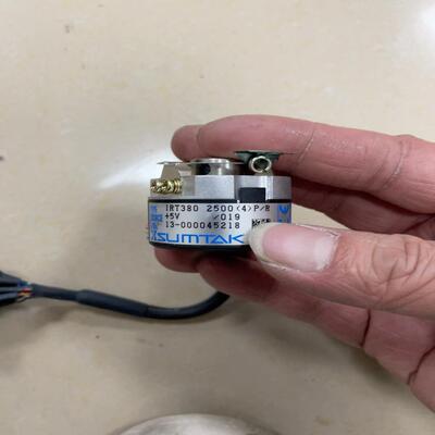 IRT380 2500 编码器2个，成色如图，功能