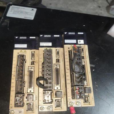 安川驱动器SGDV-R90A01A，两台