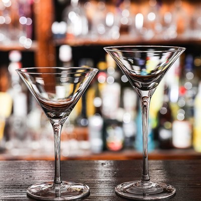 Lead-free crystal margarita glass martini glasses of red