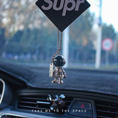 Astronauts hang tags, the astronauts inside the car